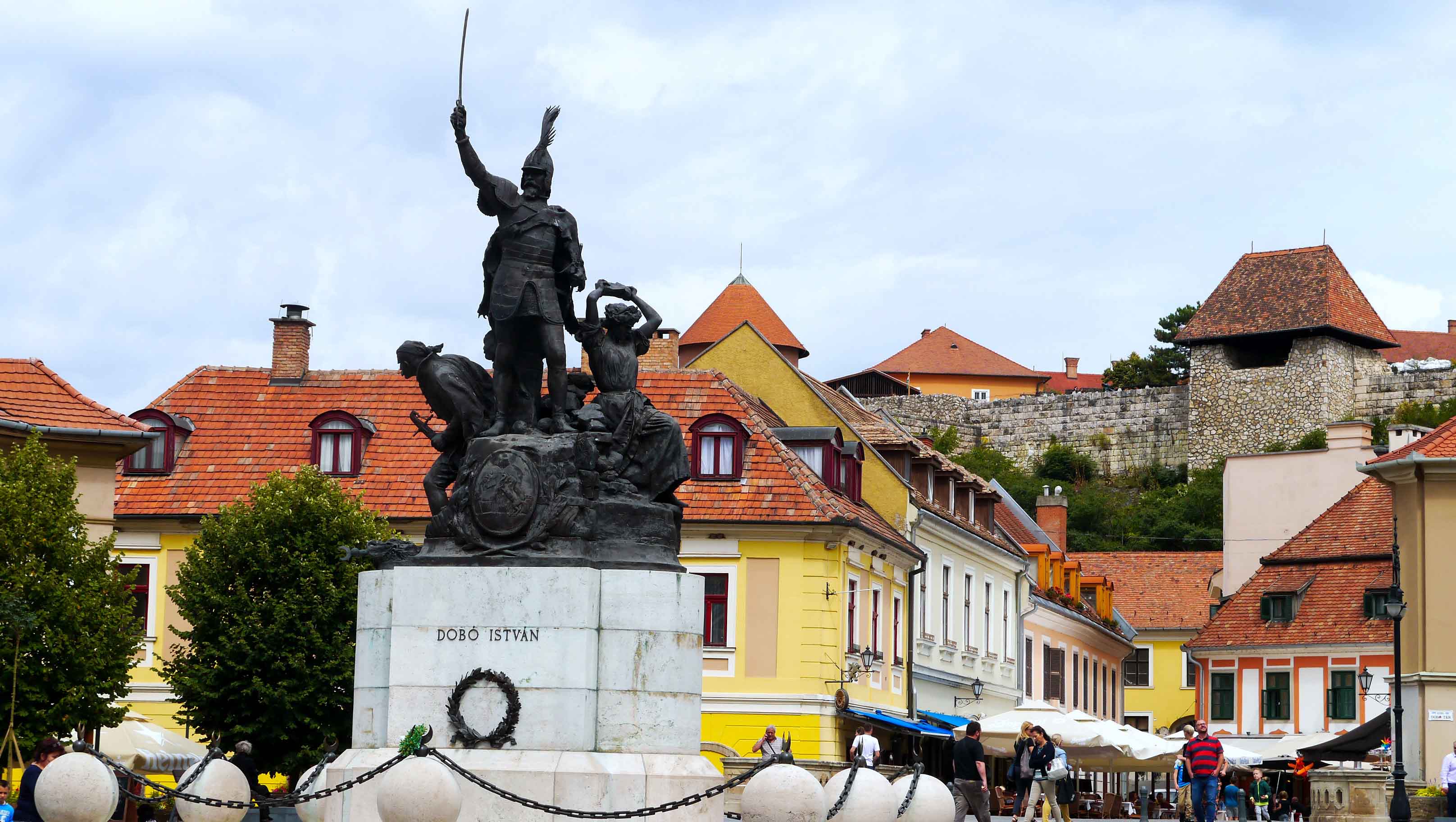 Eclipse of the Crescent Moon: The 1552 Siege of Eger Castle ...